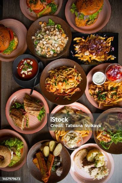 레스토랑의 테이블에 맛있는 음식의 최고 전망입니다 새우 파스타 시저 샐러드 토마토 수프 감자 튀김 햄버거 0명에 대한 스톡 사진 및 기타 이미지 Istock