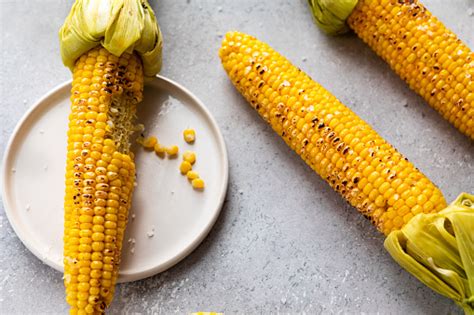 부엌 테이블에 녹는 버터와 소금과 구운 달콤한 옥수수 Cob의 최고 보기 구이에 대한 스톡 사진 및 기타 이미지 구이 굽기 노랑 Istock