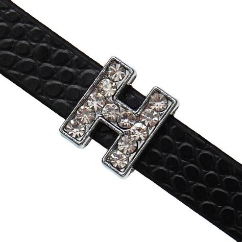 Метален аксесоар за гривна с формата на буквата Н инкрустиран с малки бели камъчета подаръци