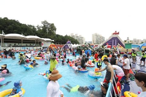 자외선·수영장 세균 바캉스 시즌 눈 건강 관리법 한국경제