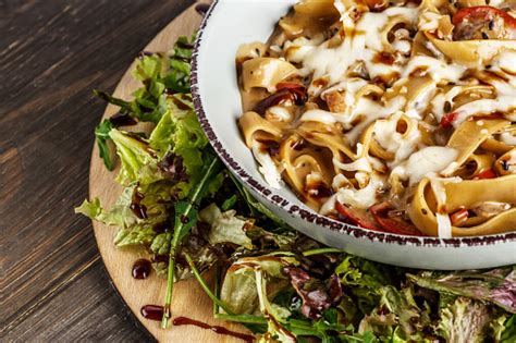 파스타 볼로네즈 파마산 치즈와 백리향 탑 뷰를 곁들인 접시에 토마토와 고기 다진 소스를 곁들인 파스타 전통 이탈리아 요리 식용 버섯에 대한 스톡 사진 및 기타 이미지