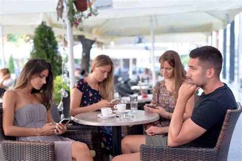 세 여자는 자신의 스마트폰에 중독입니다 그들은 그들의 친구에 게 관심을 지불 하지 않습니다 Brand Name Online Messaging Platform에 대한 스톡