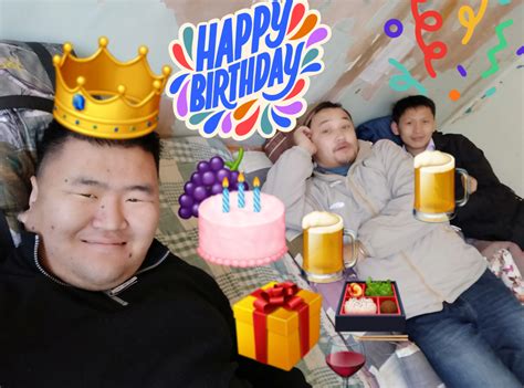 Уулын Төрсөн өдрийн мэнд хүргэе Хэрэндээ л ширээ заслаа Уух юмаа арай багадуулчихав уу