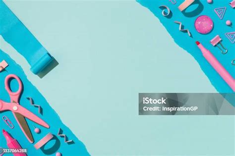 위 사진 위에 가위 테이프 종이 클립 핀 마커 나선형과 빈 공간이있는 파란색 배경에 격리 스티커 0명에 대한 스톡 사진 및 기타 이미지 Istock