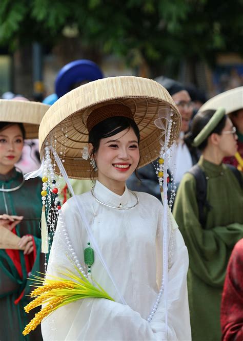 고깔형 모자 국가 복장 그룹 대나무 모자 문화 드레스 문화 유산 문화 행사 미소 짓는 민족 드레스 베트남 베트남의 벼 벼 식물 장식 성인 아시아