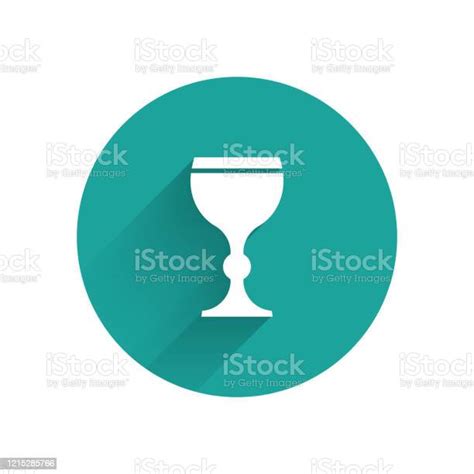 긴 그림자로 격리 된 화이트 와인 유리 아이콘입니다 와인 유리 아이콘입니다 잔 기호입니다 유리 제품 기호입니다 행복한 부활절 녹색 원 버튼입니다 벡터 일러스트레이션