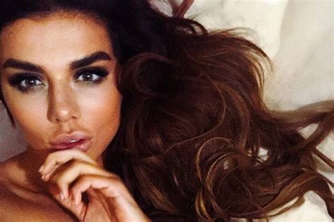 Анна Седокова устроила сексуальную фотосессию в чулочках