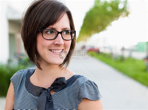 走在街上的女人特写镜头高清图片下载 正版图片501519510 摄图网