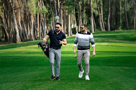 골프 코스에서 골프 백을 들고 페어웨이를 따라 걷는 두 명의 남성 골퍼의 샷 골프에 대한 스톡 사진 및 기타 이미지 골프