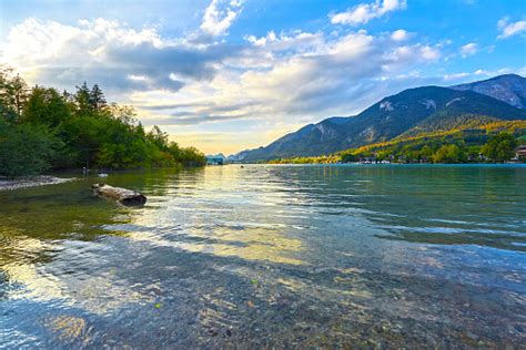 호수 산 숲 구름과 물에 반사와 아름다운 가을 풍경 오스트리아 잘츠카메르구트 볼프강제 강에 대한 스톡 사진 및 기타 이미지 Istock