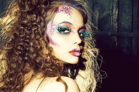 Chica Sensual Con Cara Pintada Foto Premium