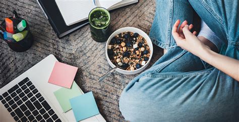 시리얼과 신선한 야채 주스를 먹으면서 바닥에 앉아 숙제를하는 백인 학생의 상층 사진 건강 진단에 대한 스톡 사진 및 기타 이미지 건강 진단 건강관리와 의술 건강한