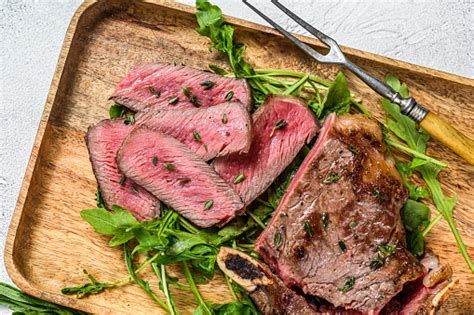 얇게 썬 클럽 소고기 고기 스테이크 또는 뉴욕 스테이크 흰색 배경입니다 위쪽 보기 고기에 대한 스톡 사진 및 기타 이미지 고기 구이 굽기 Istock