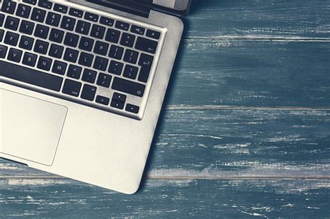 복사 공간이 있는 나무 테이블에 실버 노트북 노트북의 평면도 0명에 대한 스톡 사진 및 기타 이미지 0명 Brand Name Online Messaging