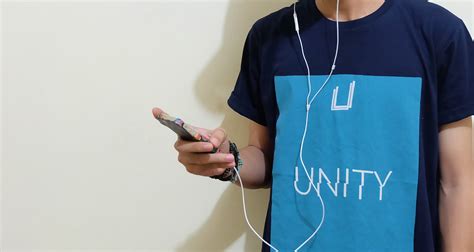 무료 이미지 아이폰 스마트 폰 변하기 쉬운 쓰기 음악 사람들 과학 기술 어린 봄 색깔 푸른 의류 현대