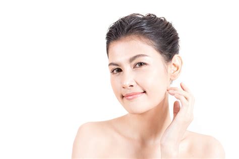 아름 다운 아시아 여자 초상화입니다 아름 다운 여자는 카메라를 찾고입니다 한국 여자는 그녀의 얼굴을만 지입니다 청소년 및 피부 관리 개념을 가진 사람들입니다 흰색 배경에