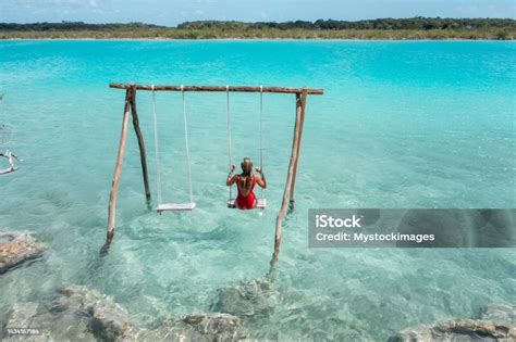 화창한 날에 아름다운 석호에서 스윙을 즐기는 젊은 여성의 드론 전망 중앙 아메리카에 대한 스톡 사진 및 기타 이미지 중앙 아메리카 여름 30 34세 Istock