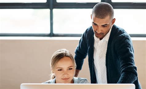 현대 사무실에서 동료와 함께 컴퓨터를 사용하여 젊은 사업가의 샷 20 24세에 대한 스톡 사진 및 기타 이미지 20 24세 25 29세 2명 Istock