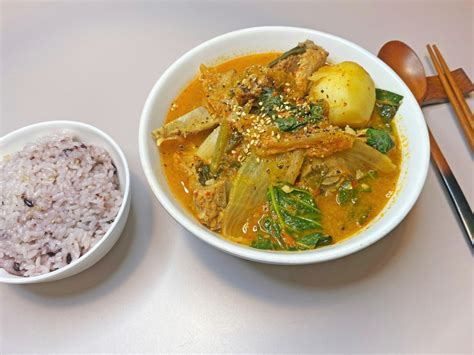 뼈해장국 국물 진한 묵은지 감자탕 끓이는 법