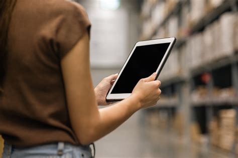 젊은 여성 관리자 근로자 체크리스트는 창고에서 소포 상자 제품을 관리합니다 매장 업계에서 일하는 태블릿을 사용하는 아시아 여성 감독자 물류 수입 수출 개념 경영자에 대한