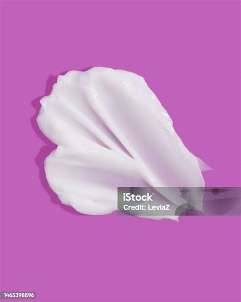 흰색 뷰티 크림은 보라색 배경에 얼룩이 묻어 있습니다 화장품 스킨케어 제품 질감 페이스 크림 바디 로션 스 와이프 견본 0명에 대한 스톡 사진 및 기타 이미지 Istock