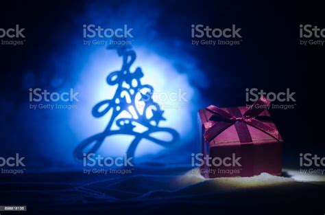 레드 크리스마스 선물 상자와 전나무 나무 눈에 크리스마스 눈과 어두운 배경에 복사 공간에 나무 집 장식 선택적 초점 0명에 대한 스톡 사진 및 기타 이미지 Istock