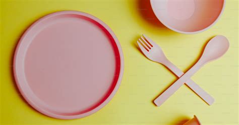 분홍색 접시 옆에 포크와 나이프가 있는 분홍색 접시 사진 Unsplash의 칼붙이 이미지