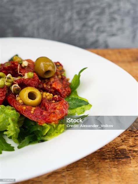 샐러드는 햇볕에 말린 토마토 채소로 구성되어 있으며 다양한 식물 향신료가 발아 한 녹두입니다 0명에 대한 스톡 사진 및 기타 이미지 Istock