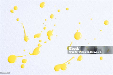 밝은 노란색 유성 페인트 웅덩이가 쏟아졌습니다 수채화 옐로우 드롭 스플래쉬 흰 종이 배경에 잉크가 흩뿌려진다 화장품 샘플 노랑에 대한 스톡 사진 및 기타 이미지 Istock