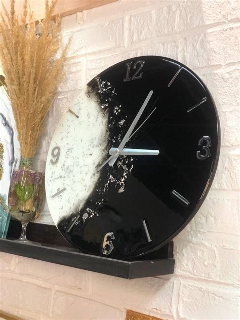 Часы из эпоксидной смолы Лунное затмение