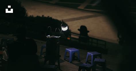 나란히 앉아 있는 두 개의 파란색 의자 사진 Unsplash의 무료 달 이미지