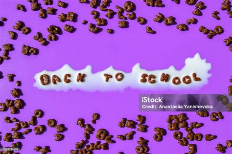 우유와 함께 학교로 돌아가는 편지 모양의 초콜릿 플레이크의 빠른 아침 식사 9월 1일 컨셉 0명에 대한 스톡 사진 및 기타