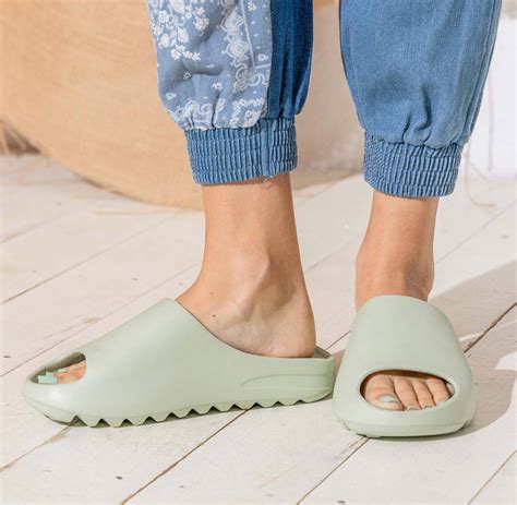 Comfy Slides Dressed In Gg