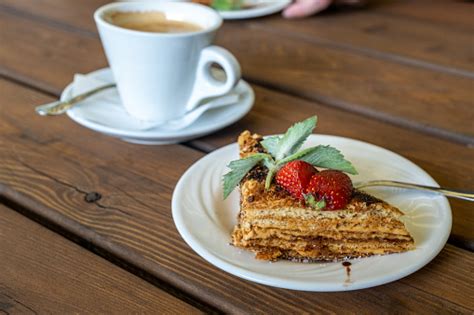 나무 테이블에 딸기와 민트로 장식 된 커피 한잔과 꿀 스폰지 케이크 조각 0명에 대한 스톡 사진 및 기타 이미지 0명 꿀 라트비아 Istock