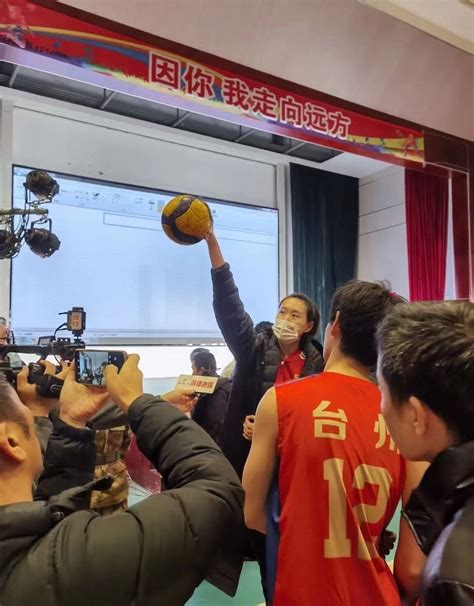 中国女排走进校园组图,姑娘们过了一把教练瘾! 搜狐大视野 搜狐新闻 中国女排走进校园组图,姑娘们过了一把教练瘾! 搜狐大视野 搜狐新闻