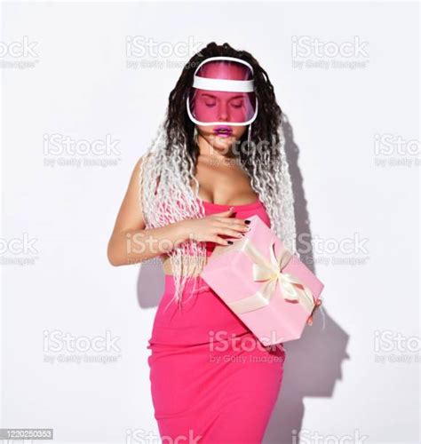 투명 한 태양 바이저에 공포를 가진 소녀 분홍색 상의와 치마를 입고 선물 상자를 들고 있습니다 흰색에 고립 된 포즈 계절에 대한 스톡 사진 및 기타 이미지 Istock