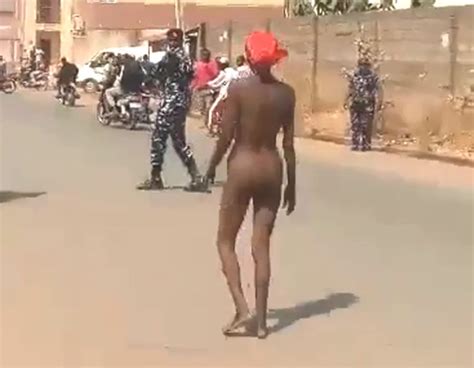 【閲覧注意】アフリカで全裸女性が街中を歩いていたらこうなる・・・動画がヤバイ ポッカキットポッカキット