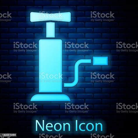 벽돌 벽 배경에 고립 된 빛나는 네온 자동차 공기 펌프 아이콘 벡터 개인 장식품에 대한 스톡 벡터 아트 및 기타 이미지 개인 장식품 금속 금속의 Istock