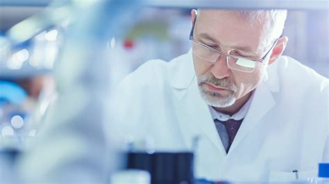 유전 연구 수석 과학자는 테이블에 앉아 현대 하이테크 실험실에서 튜브 샘플작업 Dna에 대한 스톡 사진 및 기타 이미지 Dna Stem 주제 건강 진단 Istock