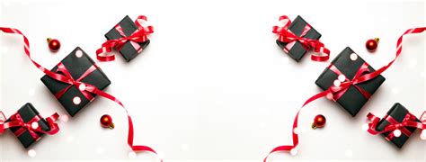 Xmas 배경입니다 빨간 크리스마스 선물 흰색 배경 상단보기에 장식품 겨울 휴가 선물 메리 크리스마스와 해피 홀리데이 인사말