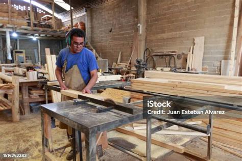 직장에서 장인 목공 스튜디오에서 테이블 톱을 사용하여 보드를 자르는 목공 55 59세에 대한 스톡 사진 및 기타 이미지 55 59세 건설 산업 건축하기 Istock