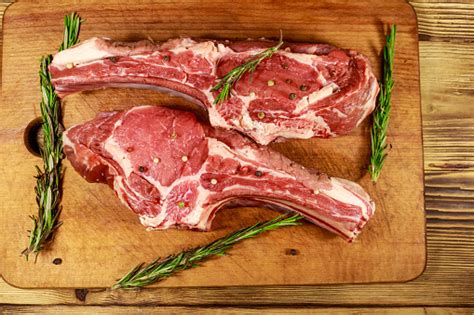 나무 테이블에 향신료와 로즈마리뼈에 생 신선한 쇠고기 갈비 눈 스테이크 맨 위 보기 Entrecôte에 대한 스톡 사진 및 기타 이미지 Entrecôte 갈비 음식