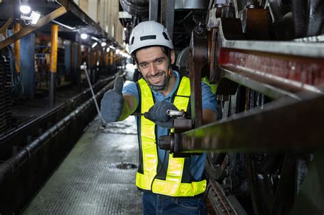 엔지니어 열차의 초상화 열차의 디젤 엔진 열차 창고의 철도 트랙을 검사합니다 강철에 대한 스톡 사진 및 기타 이미지 강철 건설 산업 건축자재 Istock