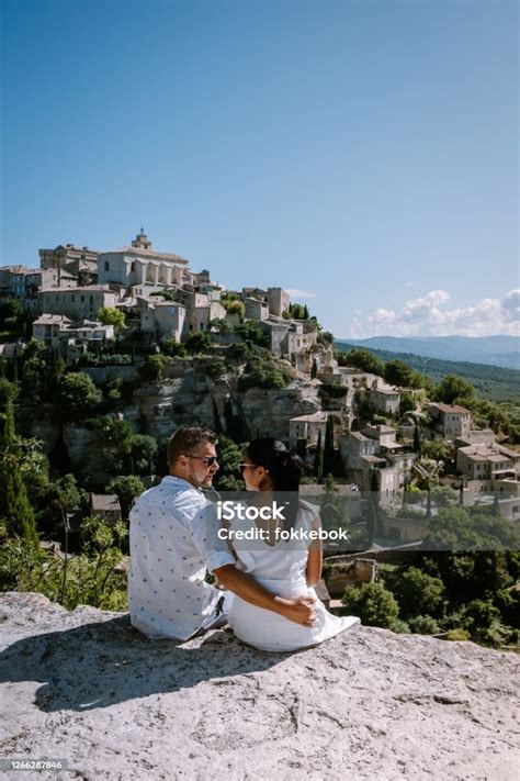 프랑스 프로방스의 작은 중세 마을 인 고르데스 의 전경 이 아름다운 마을과 풍경의 지붕의 선반의 전망 2명에 대한 스톡 사진 및 기타 이미지 Istock