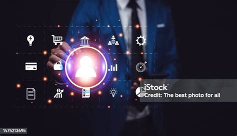 고객을 타겟팅하기 위해 화면을 터치하는 사업가 대상 고객 구매자 페르소나 고객 행동 개념 마케팅 계획 및 전략 개인화 마케팅 고객 중심 전략 감정에 대한 스톡 사진 및 기타