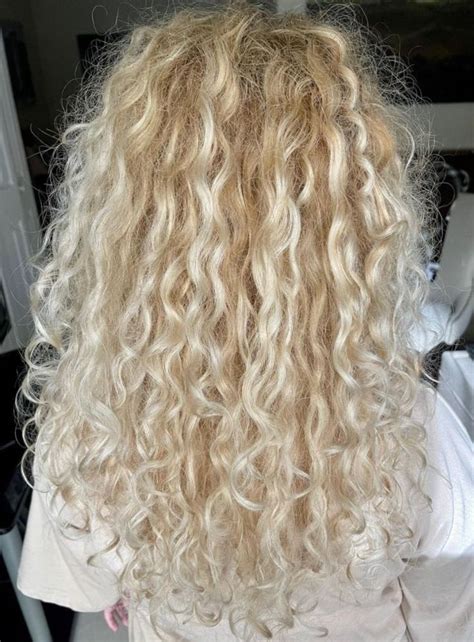 Pin By Ceci On Vivaz Long Blonde Curly Hair Blonde Curly Hair