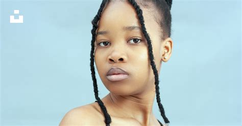 머리를 땋은 검은 상의를 입은 여자 사진 Unsplash의 무료 여자 이미지