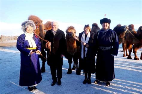 Германы Ерөнхийлөгч Ф Штайнмайерт тэмээ бэлэглэжээ