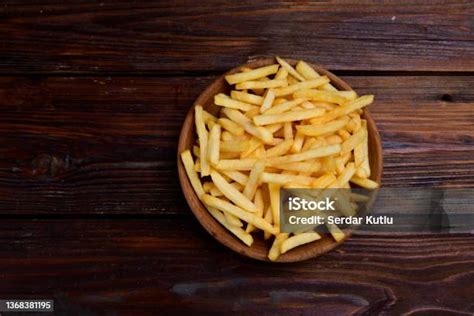 나무 배경에 감자를 감자에 감자에 감자튀김을 볶습니다 맨 위 보기 프렌치 프라이에 대한 스톡 사진 및 기타 이미지 프렌치 프라이 보울 탁자 Istock