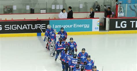 [포토]하이파이브 하는 여자 아이스하키 남북 단일팀